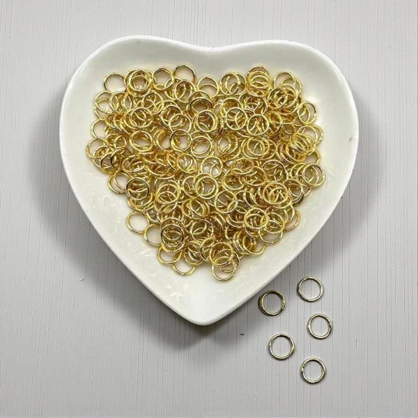 便利な基礎パーツ。チャーム本体としてつかったり、ジョイントとしてもお使いいただけます♪◆商品特徴◆丈夫で輝くゴールドカラーの丸カンです。開閉しやすく作業がスムーズに進みます。初心者からプロまで使いやすい高品質なパーツです。◆こんな使い方がで...