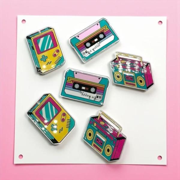 懐かしの80's・90'sレトロガジェット♪透明感あるアクリルパーツ 2個セット【商品特徴】◆ クリアアクリル素材で透け感がキレイ◆ ポップで鮮やかな配色◆ 軽量で使いやすい◆ ハンドメイド初心者さんにもおすすめ【活用アイデア】□ ヘアゴム...