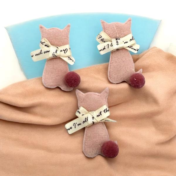 リボンをつけた愛らしい猫クッションパーツ 3個 ボンボン付き 猫◆おすすめポイント◆ ふっくらとした立体クッション構造 繊細な刺繍で高見え 柔らかなフェルト素材 3個入りでお得◆使用例◆・ヘアゴムやヘアピンのデコレーションに・バッグチャーム...