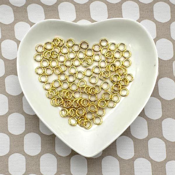 アクセサリー制作の必需品！ゴールドカラーの丸カン約100個セットです。・ピアス、ネックレス、ブレスレットなどの制作に・チェーンとチャームの接続に便利・パーツ同士の連結に最適・使いやすい定番サイズ・大容量100個入りでコスパ抜群◆こんな用途に...