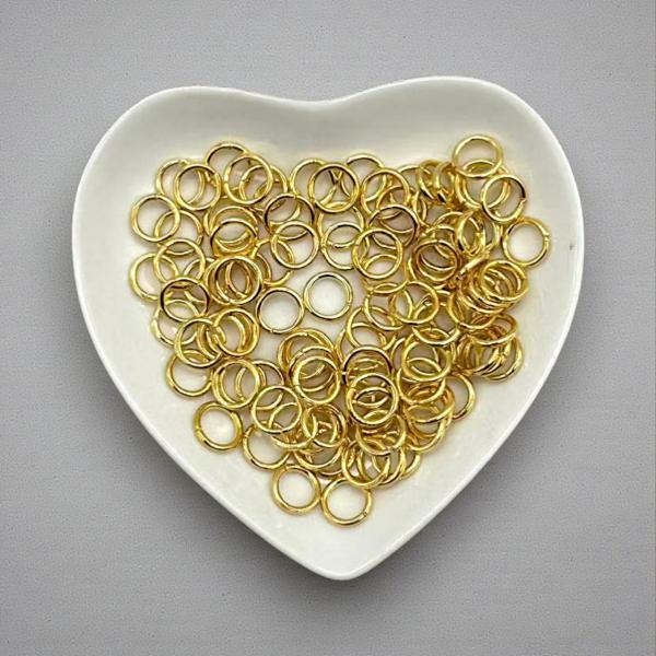 線径太めで強度抜群！スチール製ゴールドカラーの丸カン約100個セットです。・ピアス、ネックレス、ブレスレットなどの制作に・チェーンとチャームの接続に便利・パーツ同士の連結に最適・使いやすい定番サイズ・大容量100個入りでコスパ抜群◆こんな用...