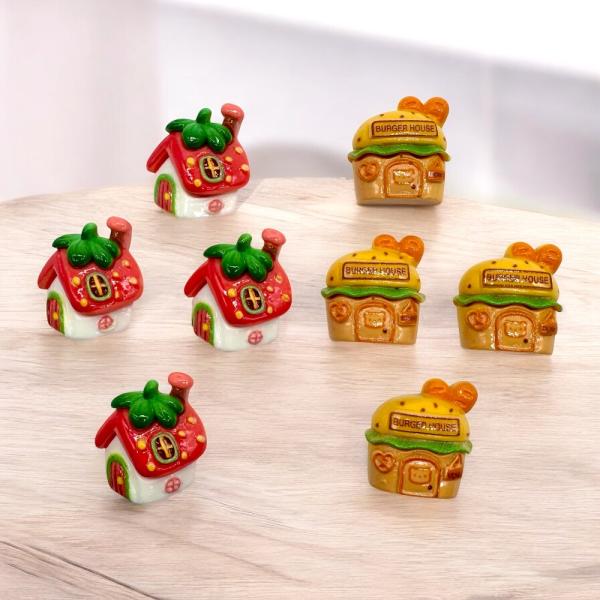 童話の世界のようなミニチュアハウスパーツ ハンドメイド好きさん必見！細部まで丁寧に塗装された、こだわりのアクリルパーツです。ヘアゴムやブローチ、レジン作品など幅広いハンドメイドにご活用いただけます。▼ おすすめの使い方 ヘアゴム・ヘアクリッ...