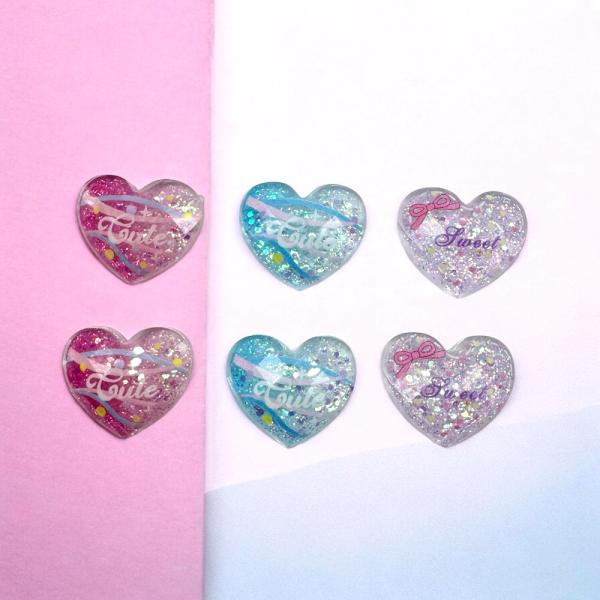 ラメがぎゅっと詰まった透明感あふれるハート型アクリルパーツ。ヘアゴムやヘアピンのデコレーションはもちろん、キーホルダーやスマホケースのアレンジにも大活躍のハンドメイド素材です。カラー展開 ピンク … ビビッドなホットピンクラメ ×「Cute...