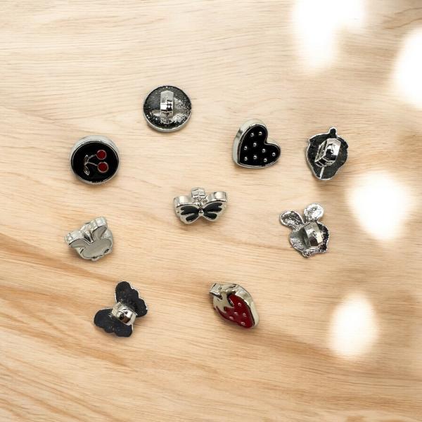 かわいいデザインのメタルボタンが10個入ったお得なパーツセットです。ハンドメイドアクセサリー、バッグ、ポーチ、衣類のデコレーションにご使用いただけます。ボタン足はニッパーでカットが可能なので、フラットに貼り付けたい場面にも対応できます。【用...