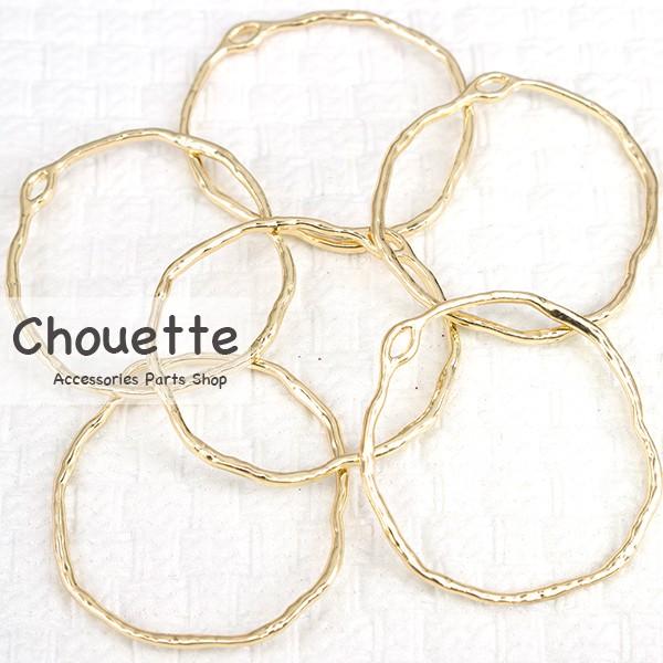 ご覧になって頂きありがとうございます。チャームやピアス、イヤリング、ネックレス・など様々な作品のアクセサリーパーツとして?用途はいろいろ♪【種類】合金チャーム【内容数】2個【カラー】KCゴールド【サイズ】約34.2mm×34.2mm◇商品に...