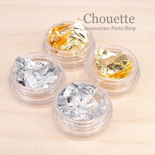 ご覧になって頂きありがとうございます。  金箔のように薄く軽く光沢がある金箔ホイルです。 レジン手芸やビーズにかぶせたり用途はいろいろ♪ ネイルアートにも大活躍の商品です♪ 非常にデリケートな素材ですので注意してお使いください♪内容数:ゴー...