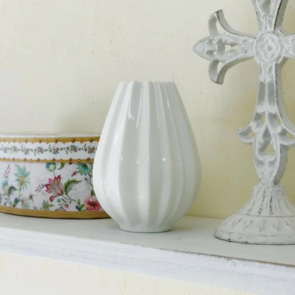 アンティーク風 雑貨 花器 花瓶 陶器 フラワーベース 白 おしゃれ。 生花や造花と合わせて、アンティーク調の可愛い陶器のフラワーベース。アンティーク風 雑貨 花器 花瓶 陶器 フラワーベース。