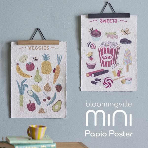 「Papio Poster」魅力的なデザインのポスター2枚セット。1枚はお菓子が描かれ、もう1枚は野菜が描かれています。子供部屋を楽しく彩ったり、楽しいゲームに使用するだけでなく、美しい飾りとしても素敵にお部屋を装飾できます。