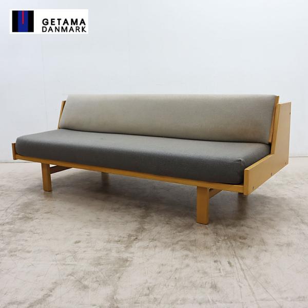 ハンス・J・ウェグナーが1954年にデザインしたデイベッド。 狭い学生寮のためにソファとしてもベッドとしても機能し、 狭いスペースを有効活用するために考え出されました。背もたれを持ち上げると座の面積が広がり、ベッドとしての機能が向上します。...