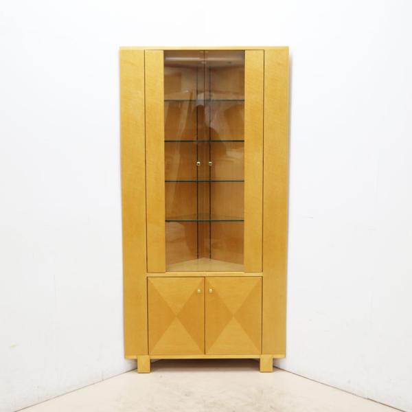 素材の美しさを引き立てるデザインとコーティング。希少価値が高く、独自の木目の美しさを誇るバーズアイ・メープルを使用しました。艶やかなコーティングが素材の美しさを引き立てます。丸い玉がつらなった模様やうず巻き状になって現われる鳥の眼に似た杢目...