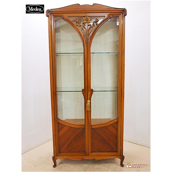 家具職人が集まるイタリアのブリアンツァ地方の家具職人であった先々代が、1905年にひとつの小さな工房を開いたことによりはじまったアール・ヌーヴォー様式の家具を今に伝える「メデア」。アール・ヌーヴォー様式をこよなく愛し、精緻な家具をつくり続け...