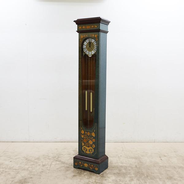 イタリア製 ARTEM社 （アルテム）製の緑の下地に花を模った象嵌が美しいホールクロックのご紹介です。内部にはドイツのヘルムレ社の機械式ムーブメントが組み込まれています。眺めているだけでも楽しく、また細かな造形に驚かされます。