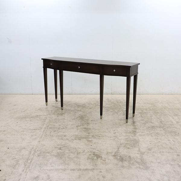 Century Furnitureより、コンソールテーブルのご紹介です。細部に宿る繊細さ。 取手や脚先の金具が洗練さを醸し出しています。