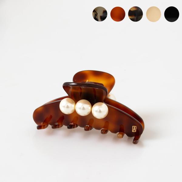 ■スタイルヘアクリップ（ミディアムサイズ）■商品説明【LES PERLES OVERSIZE HAIR CLIP M PERLEE】大粒パールが目を引くヘアクリップ。ブランドロゴがアクセントになった、上品で清潔感のあるアイテムです。波型のク...