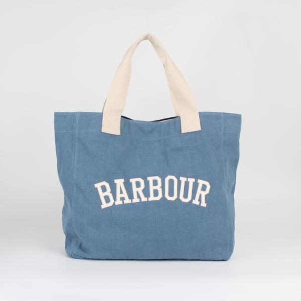 ■スタイルトートバッグ■商品説明【EMILY DENIM TOTE BAG】バブアーの「Emily Denim Tote Bag」。デイリー使いに便利な大容量サイズで、通勤やお出かけまで幅広く活躍するトートバッグです。フロントのロゴがさりげ...