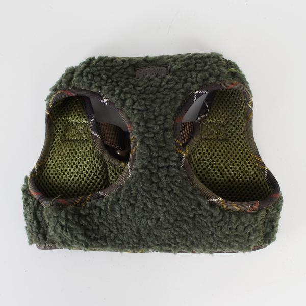 ■スタイルドッグコート■商品説明【FLEECE DOG HARNESS】Barbourのフリースハーネスは、寒い季節のお散歩をふんわり暖かくサポート。背中の面ファスナーで着脱も簡単、タータン柄のトリミングが上品なアクセントに。小型犬にも快適...