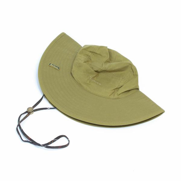 ■スタイルバケットハット■商品説明【TRANSPORT 5 PANEL BUCKET HAT】ドライワックス仕上げの防水素材を使用し、ドローコードで調整できる仕様に、タータンの内側トリムと同色刺繍のロゴ、さらに取り外し可能なBarbourメ...