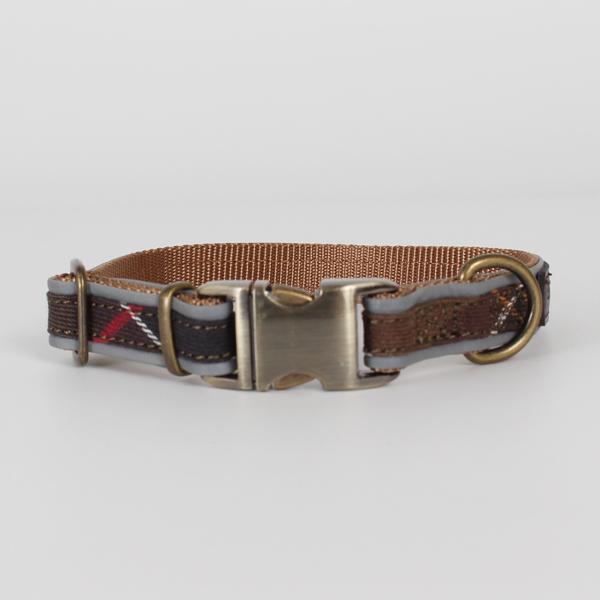 ■スタイルドッグカラー■商品説明【REFLECTIVE TARTAN DOG COLLAR】バブアーらしいタータン柄のウェビングにリフレクティブパイピングをあしらったドッグカラー。サイズ調整が可能で、ブランドロゴ入りのバックルでしっかり留め...