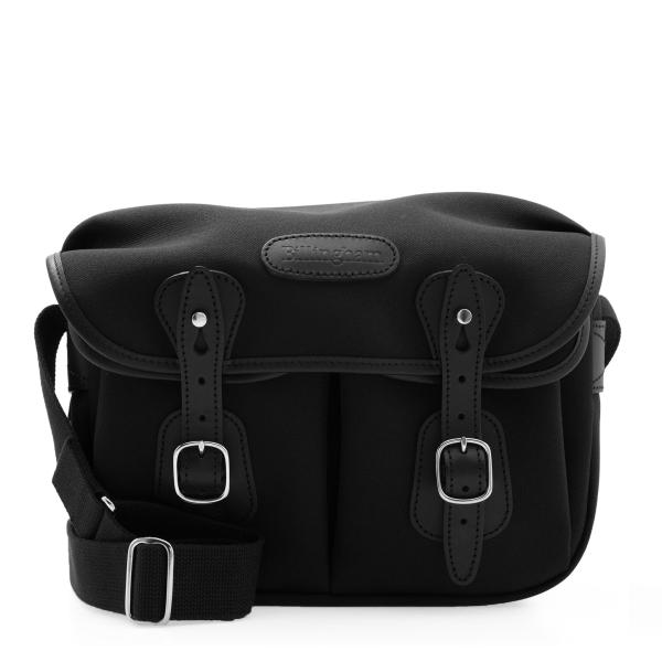 【HADLEY SMALL CAMERA BAG】強力なナイロン系繊維で、防水性に優れたファイバーナイトを使用したカメラバッグ。色褪せにも強い素材なので、ヘビーユーズにも耐えられます。内側はクッションになっており、カメラ等を持ち運ぶのに最適...