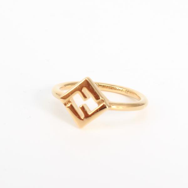 ■スタイルリング■商品説明【FOREVER FENDI RING】FENDIロゴをカットアウトで表現したキューブモチーフが印象的なリング。ゴールド仕上げのメタルが、指先に上品な輝きを添えます。■カラーGOLD（F0CFK）- ゴールドフェン...