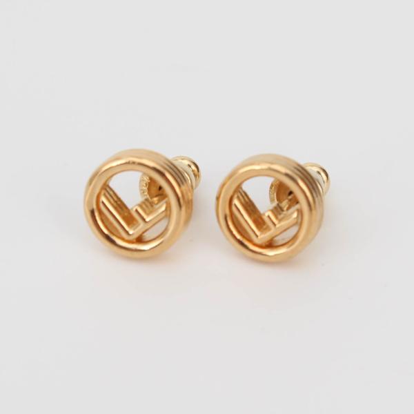 ■スタイルピアス■商品説明【F IS FENDI EARRINGS】フェンディの「F」モチーフが輝く、ラウンドスタッズピアス。ゴールドカラーのメタルが、洗練された印象を添えます。■カラーGOLD（F0CFK）- ゴールドフェンディ FEND...