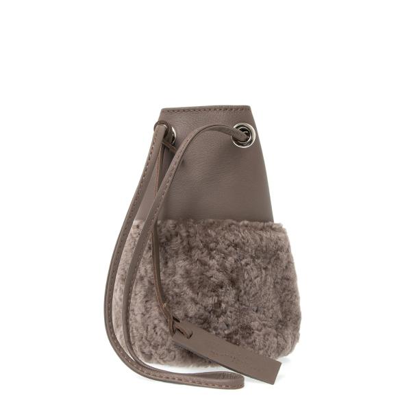 【SHOULDER BAG】なめらかなレザーとムートン素材の切り替えしが目を引くミニサイズのハンドバッグ。手触りのいい上質なレザーを使用しています。小ぶりながらもマチがあり、折財布やスマートフォンの持ち運びに役立つアイテムです。ゆとりのある...