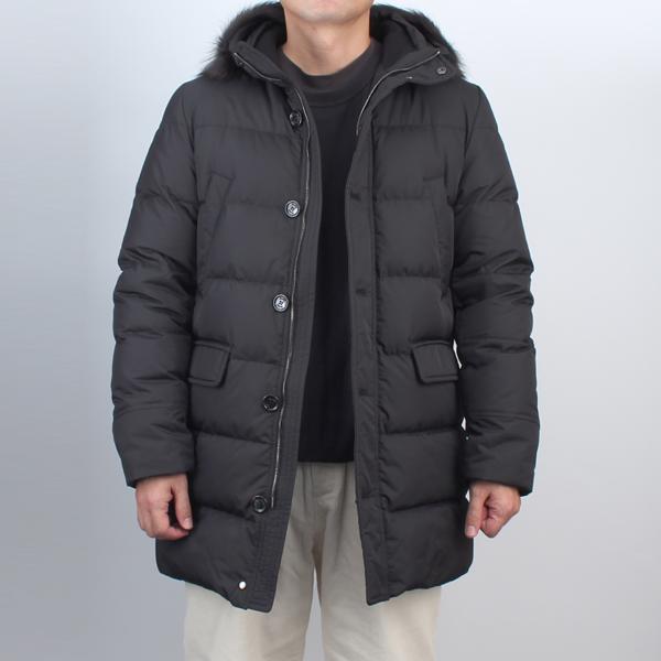 【BARBIERI-WK】Acquaシリーズのパーカーは、耐水レベル1の機能を備えたテクニカルファブリックを使用し、グースダウンをたっぷりと封入したブーダンキルティング仕様で、軽やかな保温性と立体的なフォルムを両立しています。形状記憶性をも...