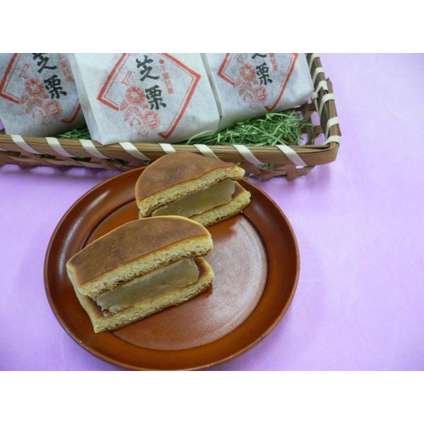 落花生焼の姉妹品。バター風味の生地で、刻み栗入りの特製白あんをはさんだお菓子。
