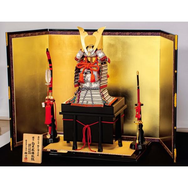 ■サイズ間口:120  奥行き:60  高さ:96cm(飾り時)お手入れセット、彫刻木札、陣羽織、オルゴール付き写真立てをお付けします。櫛引八幡宮所蔵の国宝白糸威褄取鎧を甲冑師  雄山が納得のゆくまでこだわりぬき、本仕立てで模写制作したのが...