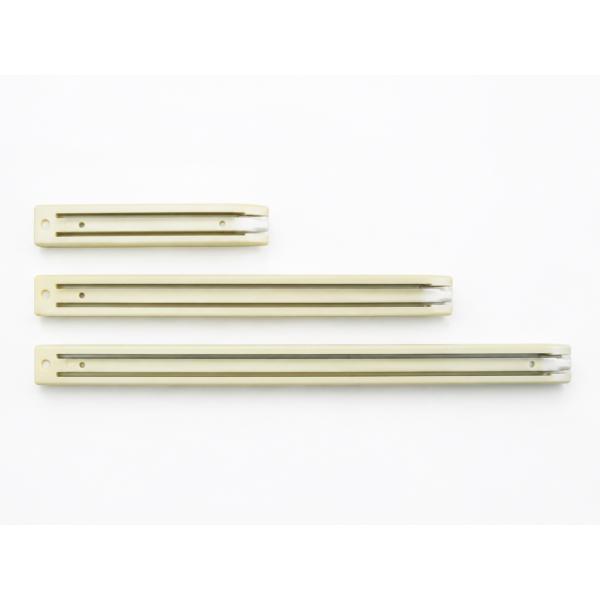 移動する時などに、ボビンが動かないように、まとめておく道具。長さ　約20cm　幅　約1.8cm　（画像　下）2本