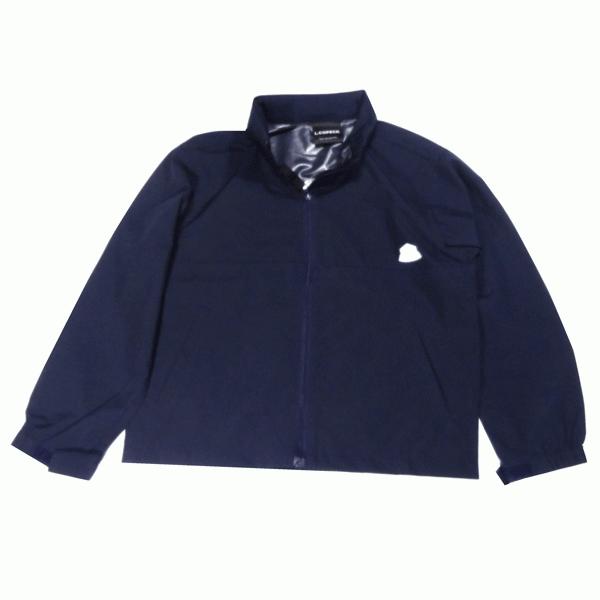 ライトタフタを使った、フード付きの防風ジャケットです。フードは襟の中に収納出来、袖口はマジックテープで絞れます。薄手の素材なので季節の変わり目に1枚あると便利です。反射材のワッペンが胸と肩についているので自動車のライトなどで光ります。有名ブ...