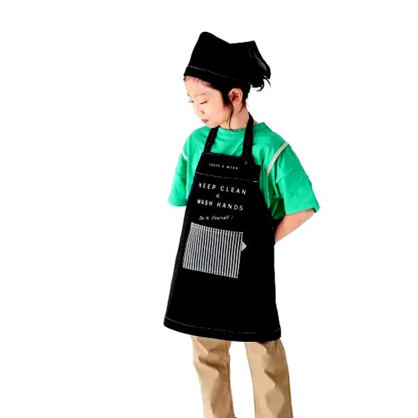 デニムを使った、三角巾付きのエプロンセット首紐と三角巾の止め紐がゴム入りで着脱しやすいです。学校給食とかお家でお母さんのお手伝いにもご利用ください。有名ブランドメーカーの生産を請け負っている縫製工場から直接仕入れたアイテム。同品質のアイテム...