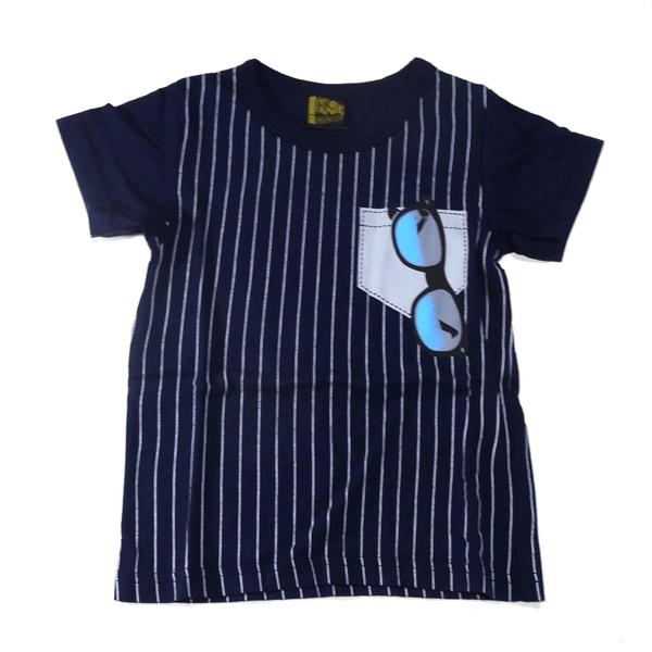 綿天竺を使った、身頃ストライブの半袖Ｔシャツです。パンツのコペックが作った、前面にロゴやサングラスプリントの渋い男児用Ｔシャツです。有名ブランドメーカーの生産を請け負っている縫製工場から直接仕入れたアイテム。同品質のアイテムの2分の1ほどの...