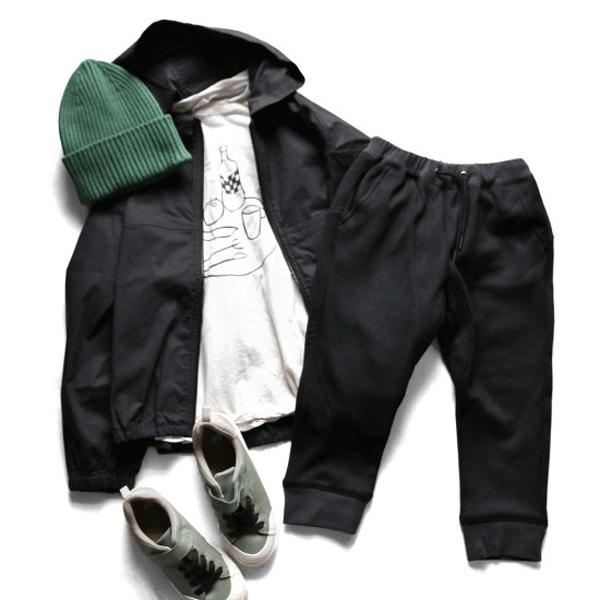 シャギーニットを使った、ヨークポケット付きのジョガーパンツです。ポンチ裏で非常に暖かく伸縮性にとみ履きやすいです。又もややクライマータイプになっており活動的です。有名ブランドメーカーの生産を請け負っている縫製工場から直接仕入れたアイテム。同...