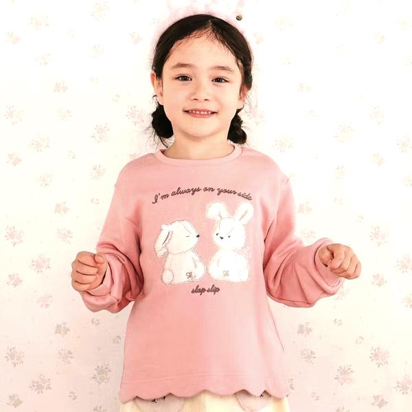 裏毛を使った、うさぎパッチ刺〓のトレーナーです。裾のスカラップ可愛いです。■品    番：1807-77077■素    材：100%綿、裏毛■サ イ ズ：80cm 90cm 100cm 110cm 120cm 130cm■実    寸：8...