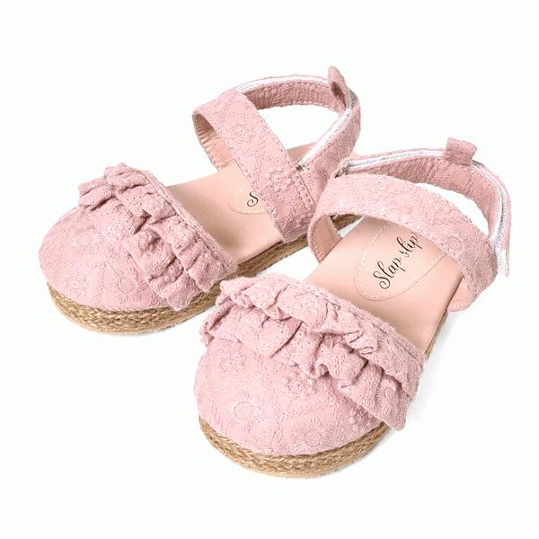 刺繍レース柄布帛を使った、2段フリルのサンダルです。合皮底に綿素材の甲部分の為履き心地がいいです。フリル・刺繍柄と女の子らしいサンダルです。■品　番：1820-43020■素　材：100%綿、レース柄■サイズ：14cm 15cm 16cm ...