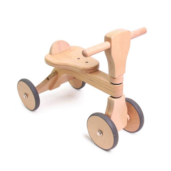小さなお子さまのトレーニングバイクとして最適な四輪車です。四輪なので安定感があり、初めての乗り物としてもおすすめです。ラバータイヤなので床が傷つきにくく、お子さまの成長に合わせて座面位置を前後20mm動かすことも可能です。また木目を活かした...