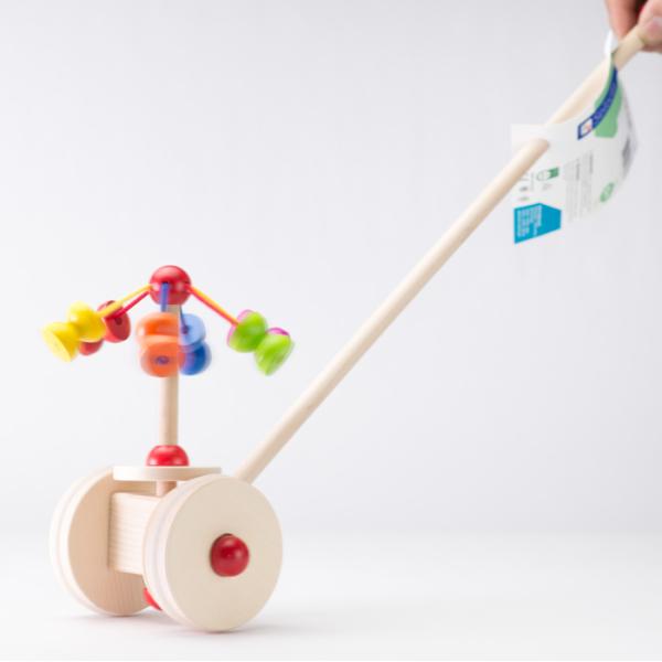 まるで遊園地のメリーゴランド。歩くスピードに合わせてビーズがぱっと開きます。おとなの掃除機かけのまねごと遊びです。歩くことが楽しくなることでしょう。55cmカエデage1+