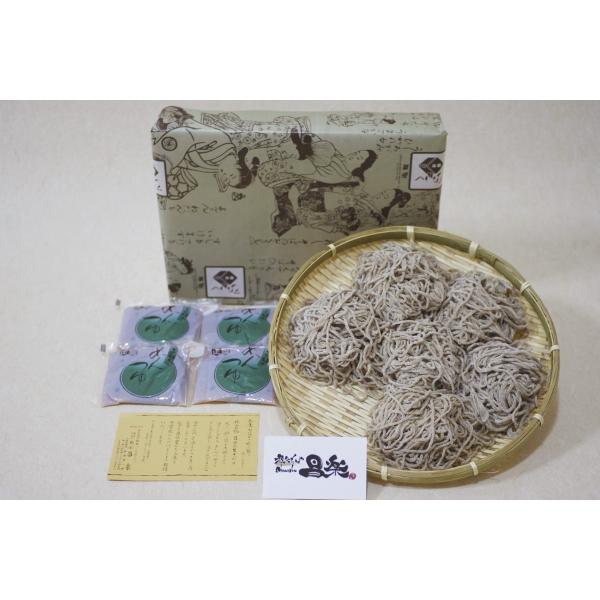 秩父の源流水で打った生そばです。粗く挽いた蕎麦粉を使った田舎蕎麦。風味豊かなお蕎麦をご家庭でも気軽に味わえます。