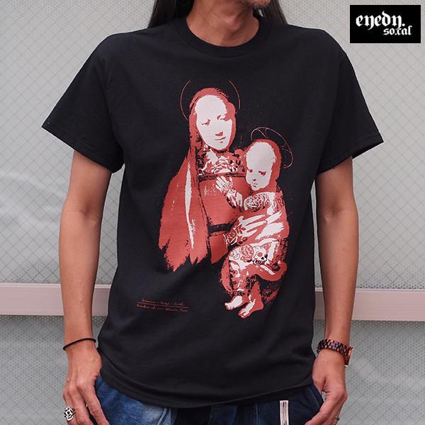 6.0ozのオープンエンド糸を使用した生地はアメリカンテイストたっぷりのザックリとした素材感が特徴のTシャツです。子供を抱きかかえる宗教画を落とし込んだデザイン。 (科学＋芸術)×信仰÷民族の数 モノトーンに淡いカラーを置くことで、エッジが...