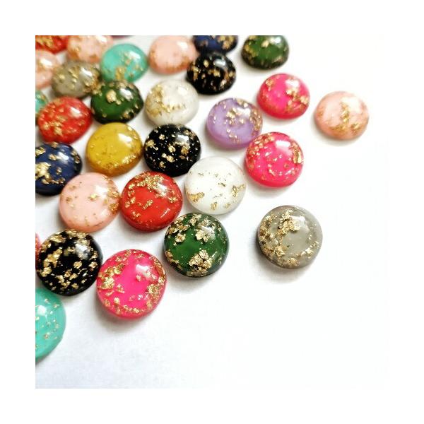 材質　■ アクリル内容量■ 20個名称　■ レジンカボション 金箔カラフルミックスサイズ■ 直径 約 12mm※サイズには若干の個体差があります。記載のサイズはあくまで目安です。表面がクリア仕上げ、内部に金箔が散りばめられたカボションです。...
