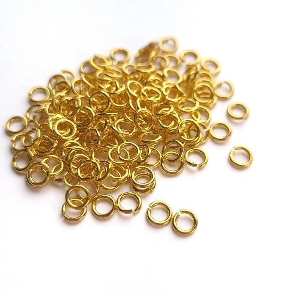 材質　■真鍮内容量■10 g ( 約 250個 )名称　■丸カン ゴールド 4mm サイズ■直径 4 mm ( 内径 約2.6 mm ) 線径 約0.7mmハンドメイドアクセサリーの材料としてご使用下さい。ヤットコ（プライヤー）など、専用の...