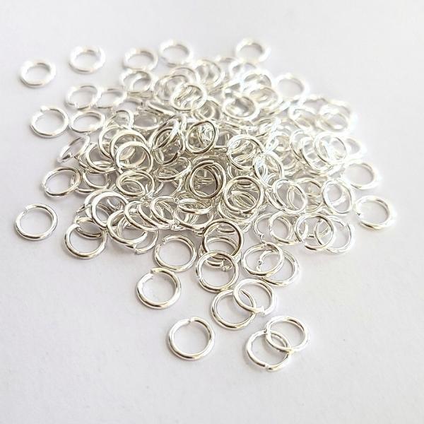 材質　■鉄内容量■10g(約250個)名称　■丸カンホワイトシルバー 4mm サイズ■直径 4mm ( 内径2.6mm )線径 約0.8mmハンドメイドアクセサリーの材料としてご使用下さい。ヤットコ（プライヤー）など、専用の工具で開閉して下...