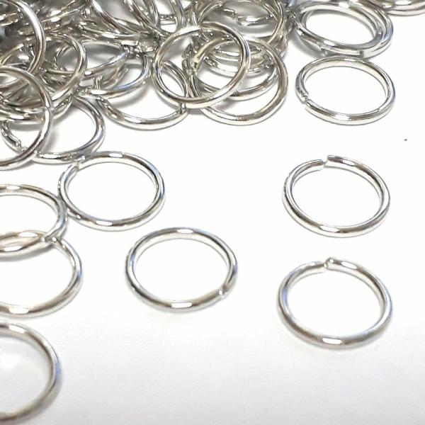 材質　■鉄内容量■17g(90〜100個)名称　■丸カンシルバー 8mm サイズ■直径 8mm ( 内径6.4mm )ハンドメイドアクセサリーの材料としてご使用下さい。ヤットコ（プライヤー）など、専用の工具で開閉して下さい。 一般的には、ア...