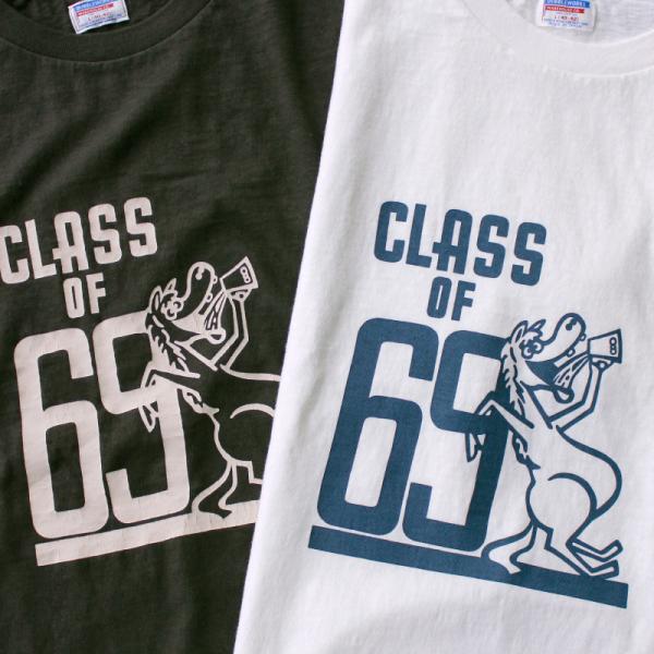 丸胴ボディ。ワンウォッシュモデル。背面は無地。商品名：Printed Tee "CLASS OF 69"カラー：オフホワイト、スミクロ素材：綿100％サイズ：【肩幅・身幅・着丈・袖丈】M ：【約44cm・約53cm・約67cm・約21cm】...