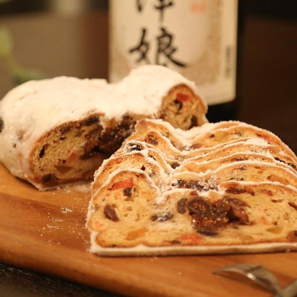 會津身不知柿（あいづみしらずがき）という古くから育てられている柿があります。それを「土産土法の酒造り」で有名な「高橋庄作酒造」の銘酒「会津娘」に漬け込み、シュトーレンの真ん中に入れました。柿の甘味とほのかに香る日本酒とコラボしたシュトーレン...