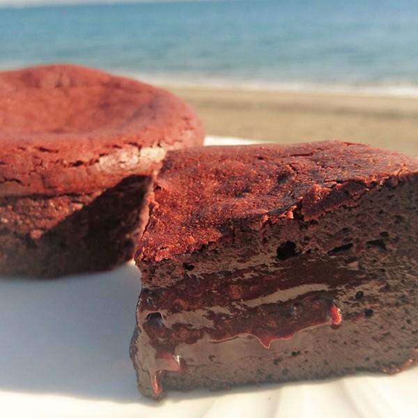 横須賀市津久井浜のカフェ＆レストラン　ブルームーンのショコラはいかが。濃厚なブラックチョコレートである「ヴァローナ P125 グール・ド・グアナラ」となめらかなスイートチョコレートである「カカオバリー ミ・アメール 58%」の二つのフランス...