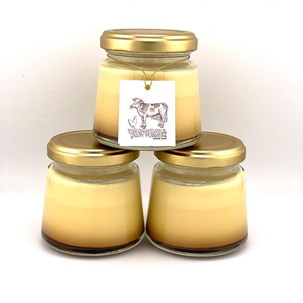 送料無料（ラッピング・送料込みで企画されたギフト商品）でお届けします。横須賀の入り口にある街「追浜」をイメージしてできたのが、昭和レトロな固めのプリン。固めながらも、しっかり濃厚なプリンとほろ苦いカラメルが絶妙にマッチしています。　素材はよ...