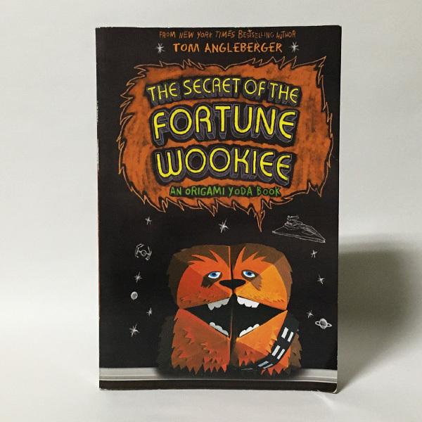 ■種別：中古洋書■著者：Tom Angleberger（トム・アングルバーガー）■言語：English（英語）※本文フチに経年のヤケや汚れ等が見られます。※古本ですので相応の使用感やスレ、キズは見られますが、読むにあたっての極端なダメージは...