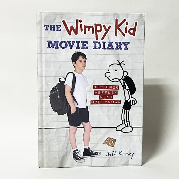 ■種別：中古洋書■著者：Jeff Kinney（ジェフ・キニー）■言語：English（英語）いつもの『The Wimpy Kid』特有の日記スタイルの読み物です。文章部分に加え、通常イラストになっている部分が、実写映画のシーン写真と半々の...